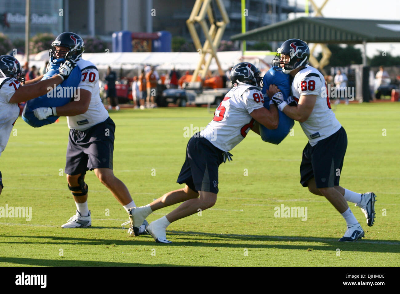 Offensive linemen hi-res stock photography and images - Alamy