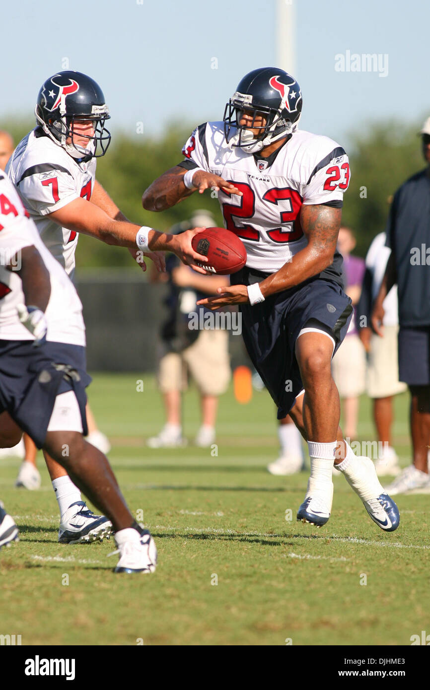 Houston Texans running back Arian Foster (23) takes the hand off and ...