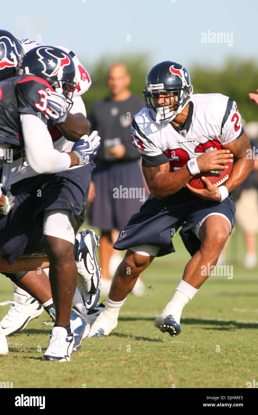 Houston Texans running back Arian Foster (23) takes the hand off and ...