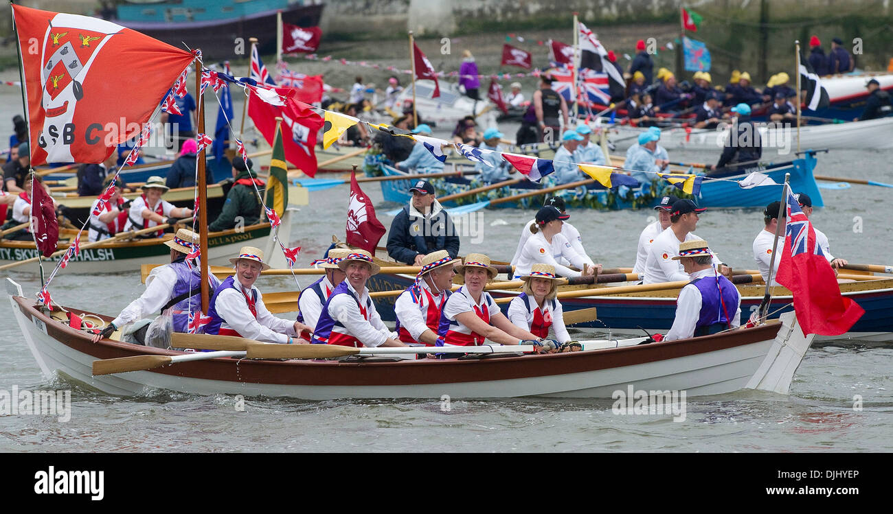 Atmosphere Queen's Diamond Jubilee River Pageant Flotilla London ...