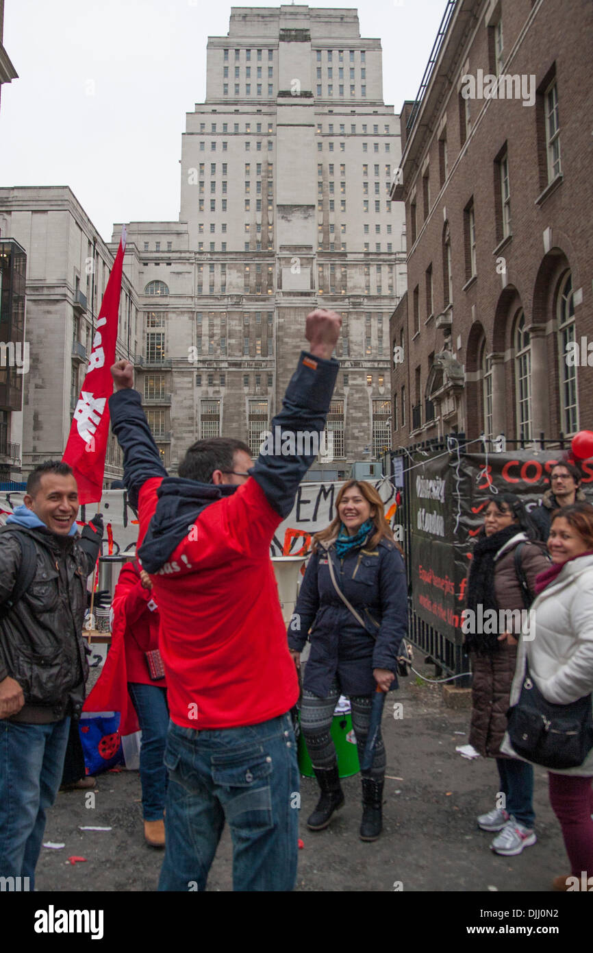 London, UK. 28th Nov, 2013. Union members from IWGB picket the ...