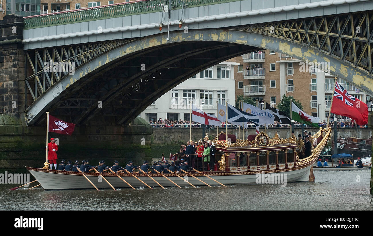 Atmosphere Queen's Diamond Jubilee River Pageant Flotilla London ...