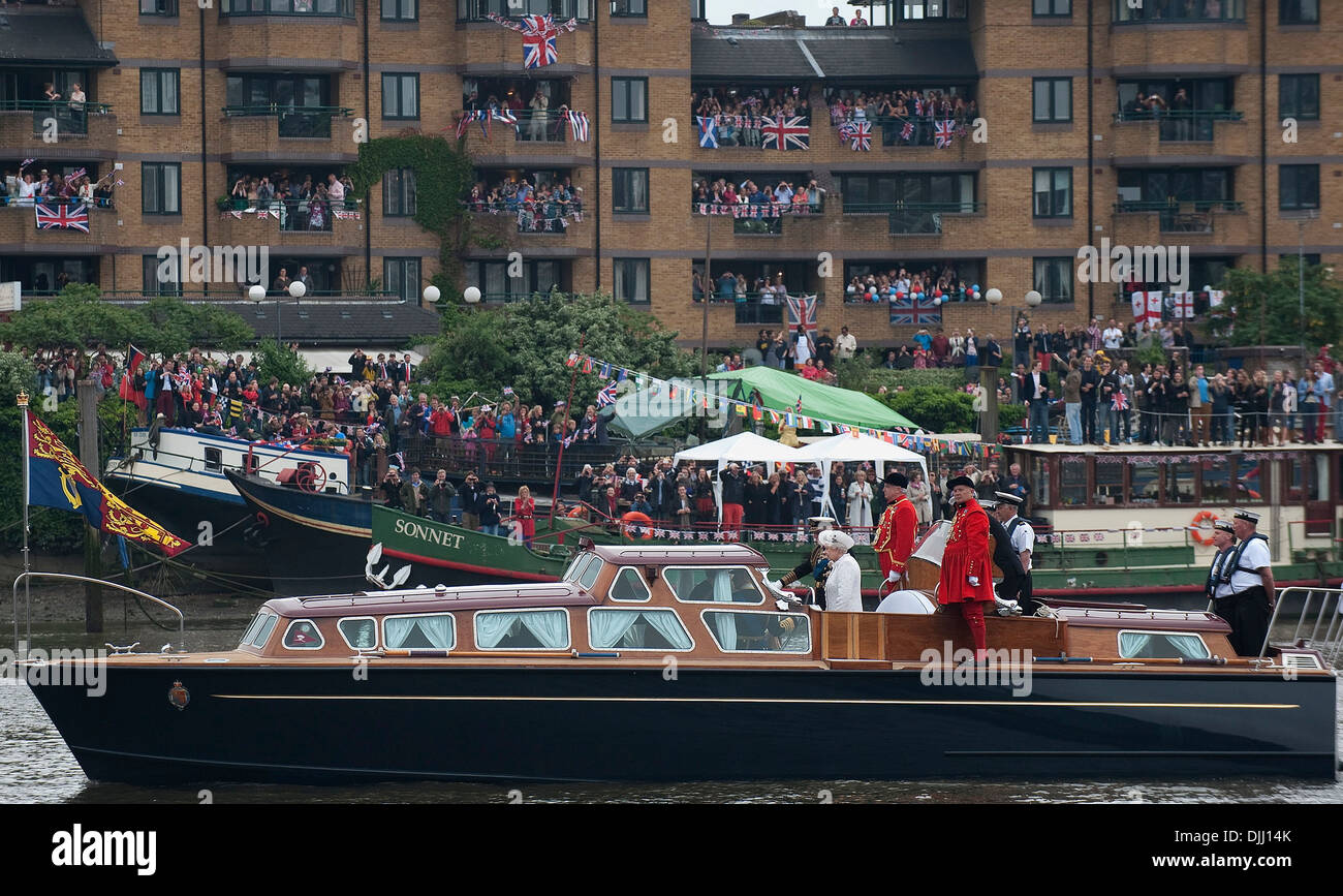 Atmosphere Queen's Diamond Jubilee River Pageant Flotilla London ...