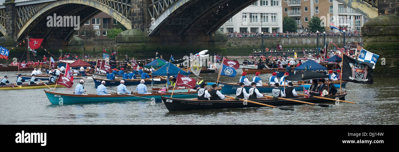Atmosphere Queen's Diamond Jubilee River Pageant Flotilla London ...