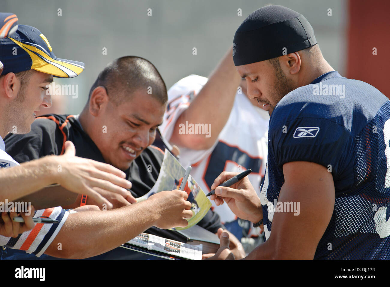 Chicago Bears linebacker Pisa Tinoisamoa (59) signs autographs for the ...