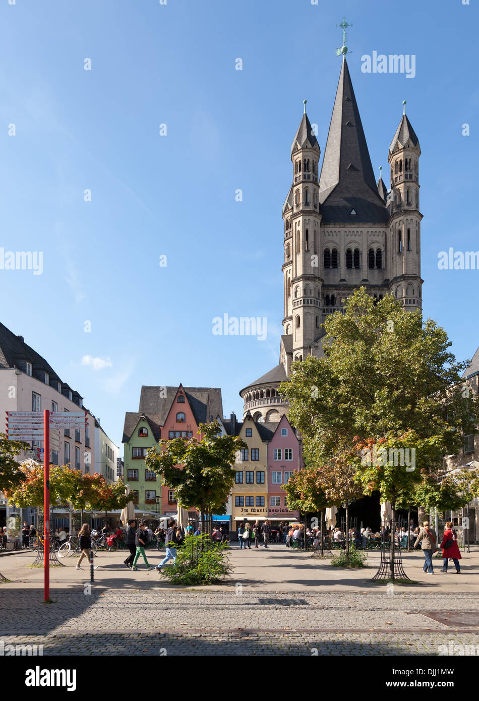 The historical Fischmarkt and Gross Sankt Martin in central Cologne ...