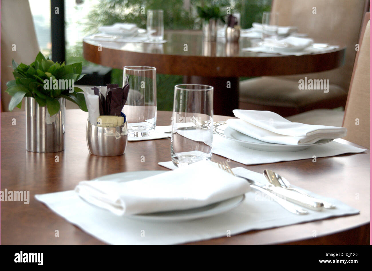China plate setting hi-res stock photography and images - Alamy