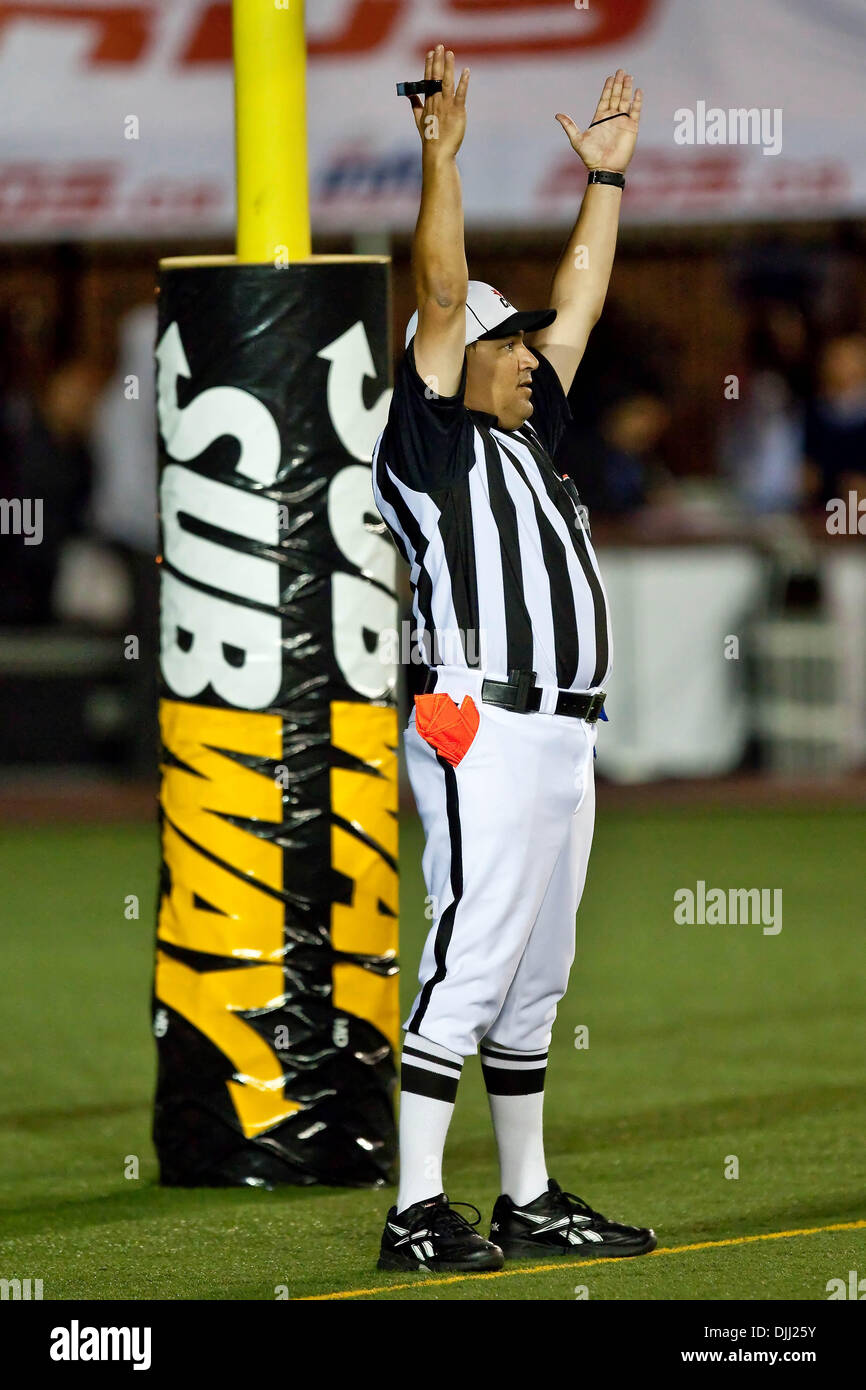 Referee signals hi-res stock photography and images - Alamy