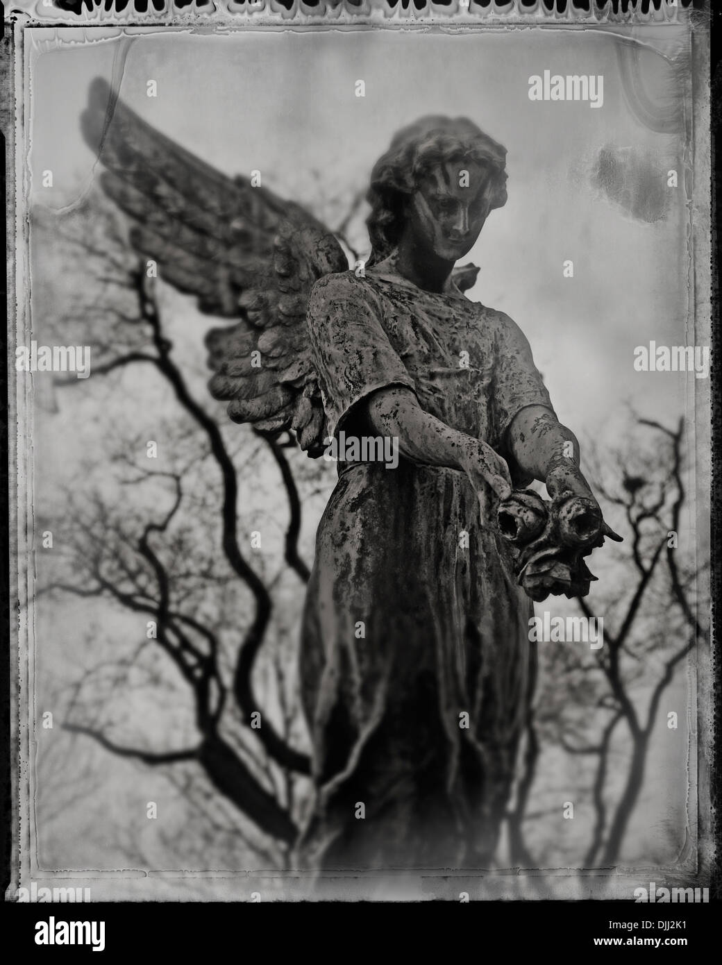 Stone statue angel crying hi-res stock photography and images - Alamy