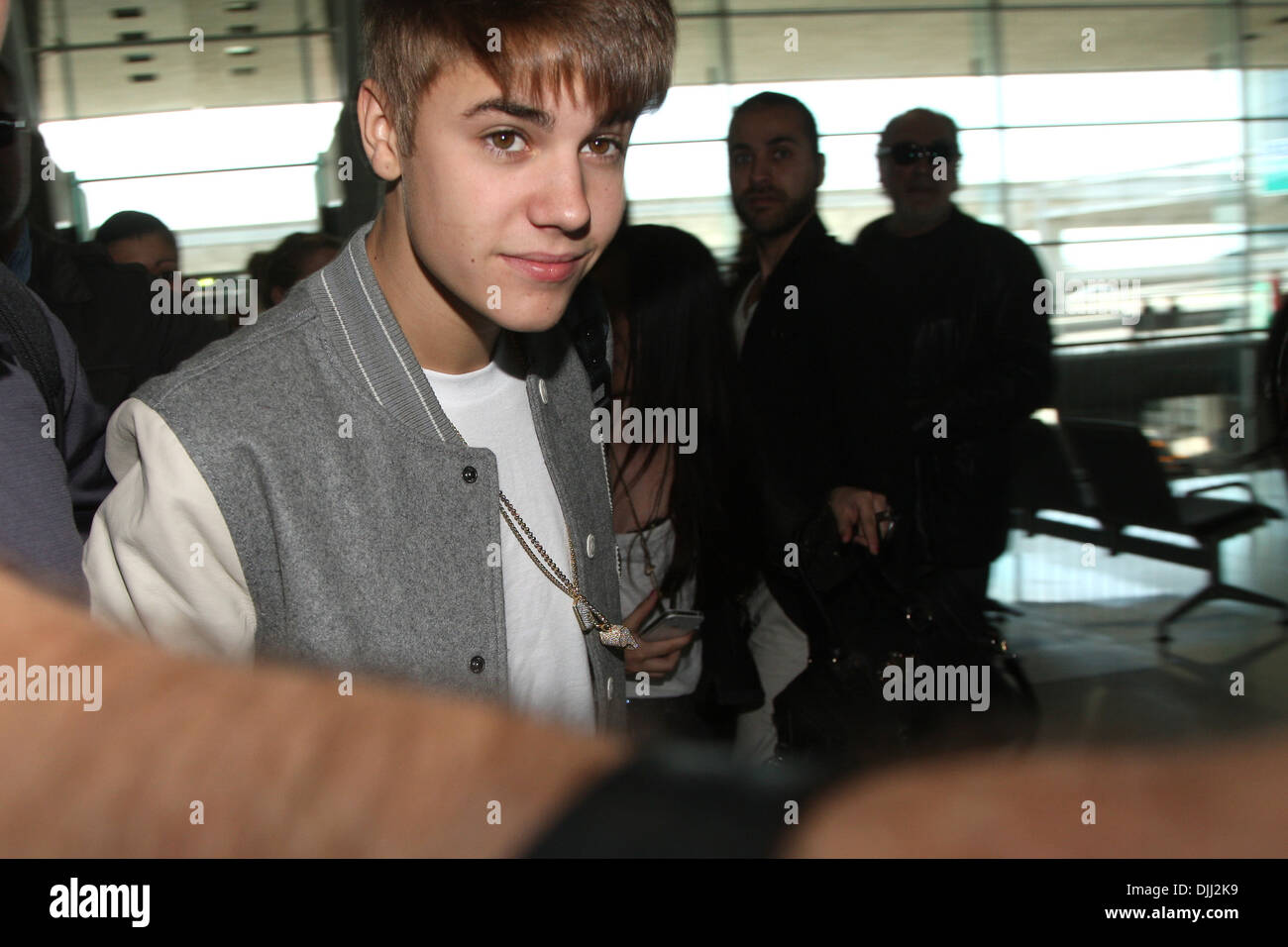 Justin Bieber is mobbed by fans at Charles De Gaulle Airport Paris ...