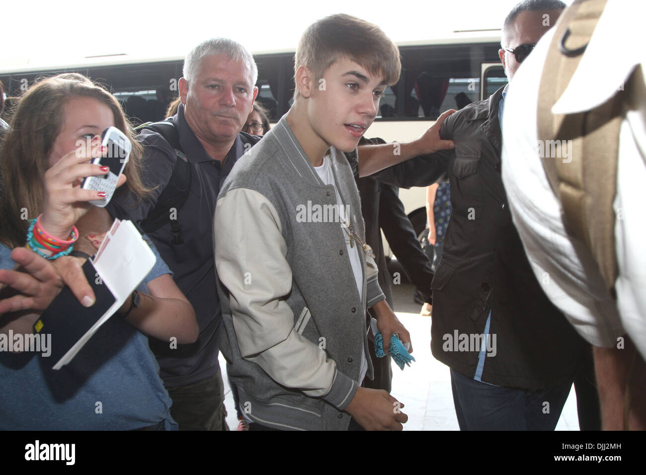 Justin Bieber is mobbed by fans at Charles De Gaulle Airport Paris ...