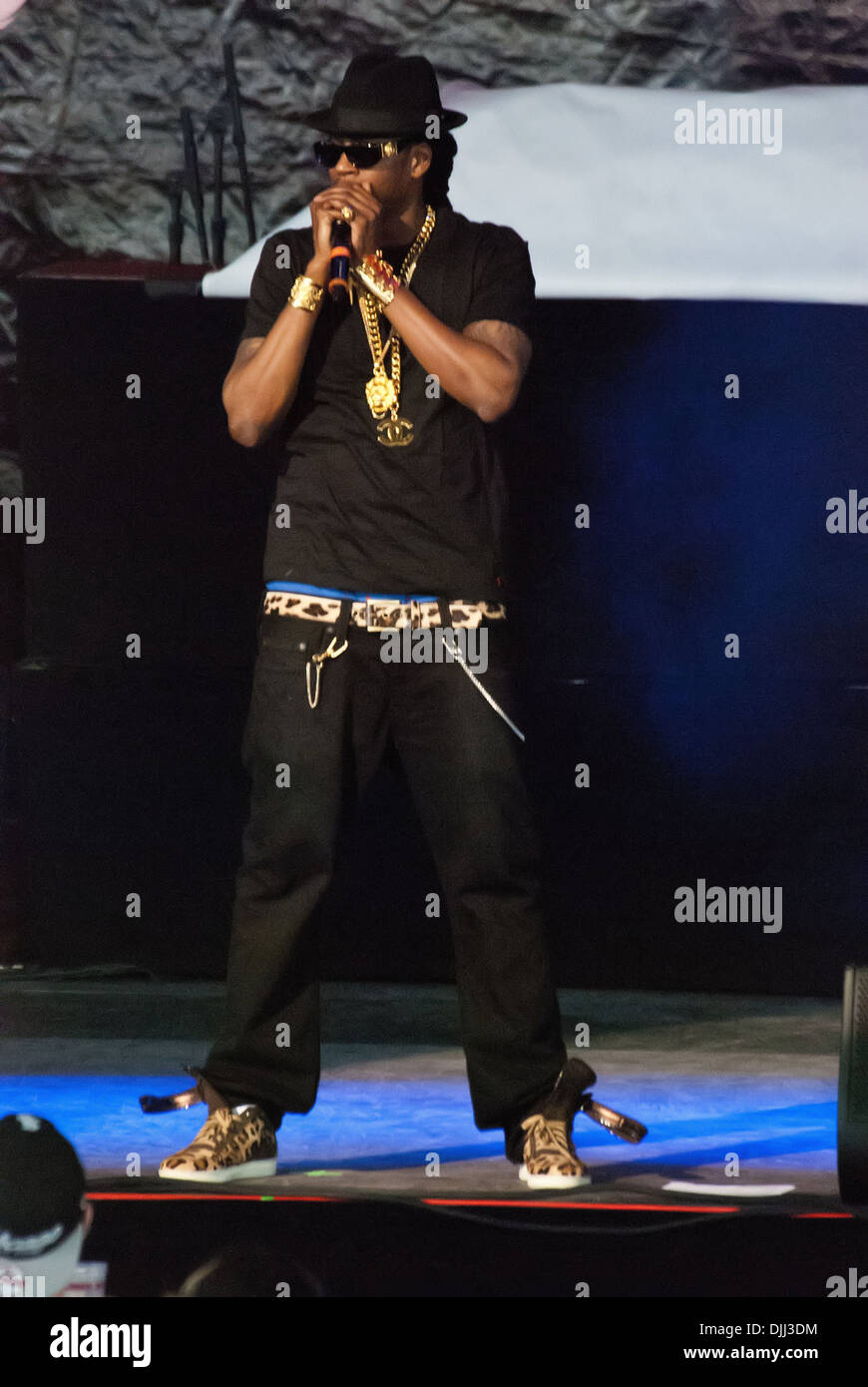 2 Chainz performs on 'Club Paradise Tour' at First Midwest Bank ...