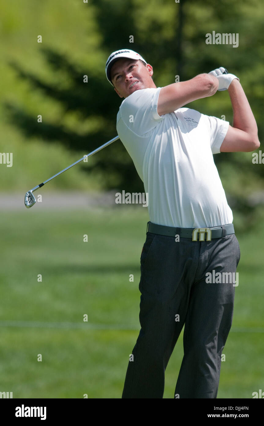 August 7, 2010: Professional golfer JOHN MALLINGER hits an iron shot ...