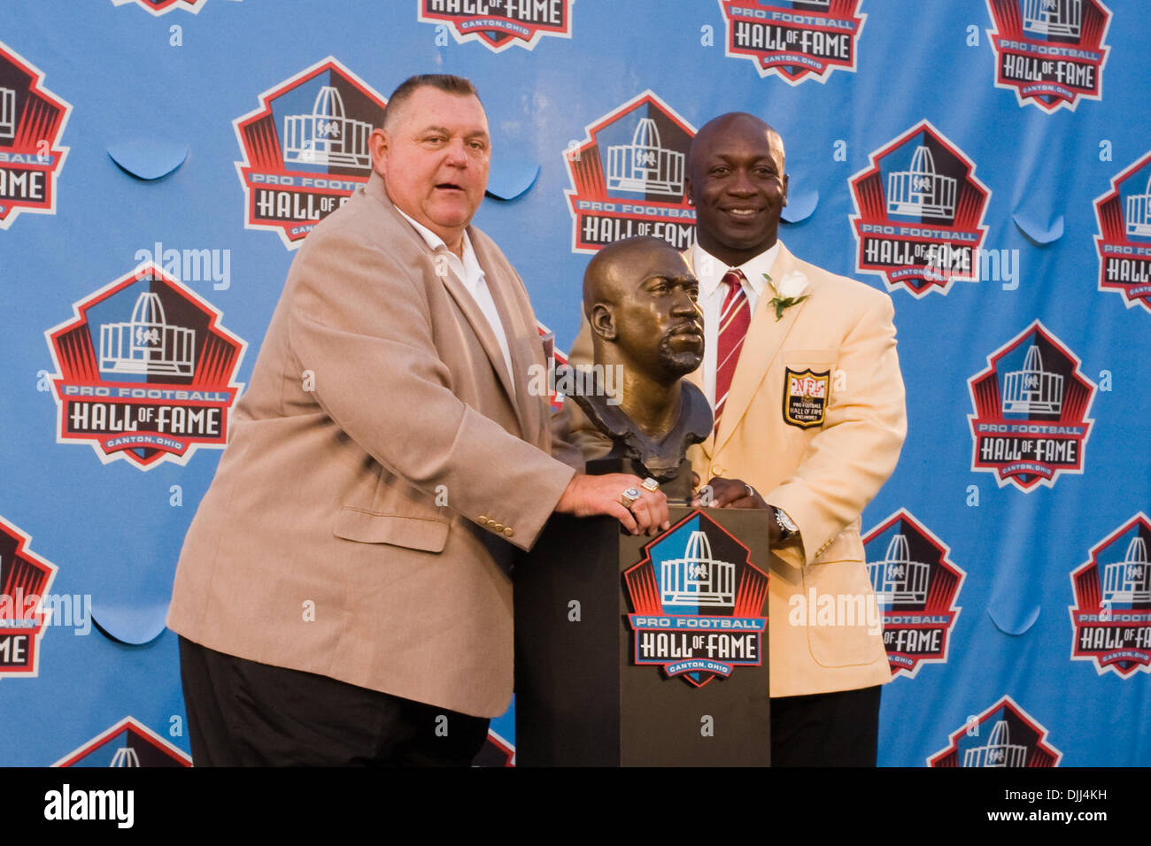 07 August 2010: JOHN RANDALL and his presenter JOHN TEERLINCK pose for ...