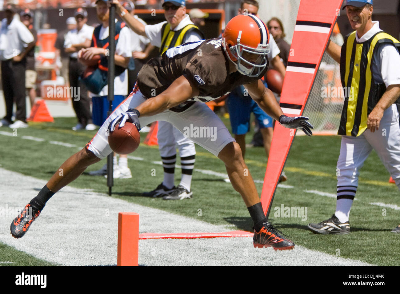 07 August 2010: Cleveland Browns wide receiver BRIAN ROBISKIE (80) goes ...