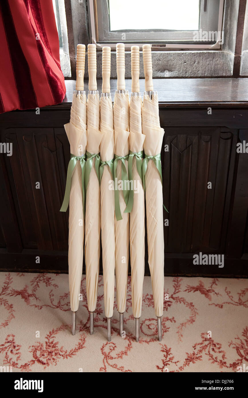 Bridesmaid umbrella hi-res stock photography and images - Alamy