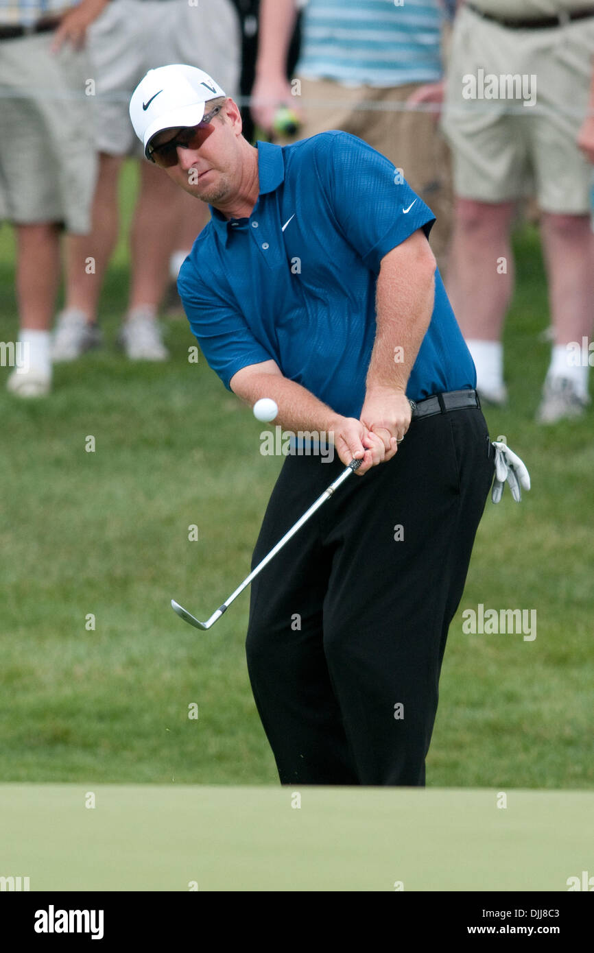 August 8, 2010: Professional golfer DAVID DUVAL hits a chip shot at the ...