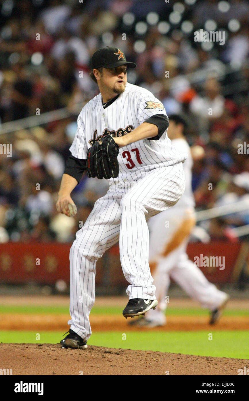 Houston Astros pitcher BRANDON LYON (37) comes in to pitch in the 8th inning. The Atlanta Braves ...
