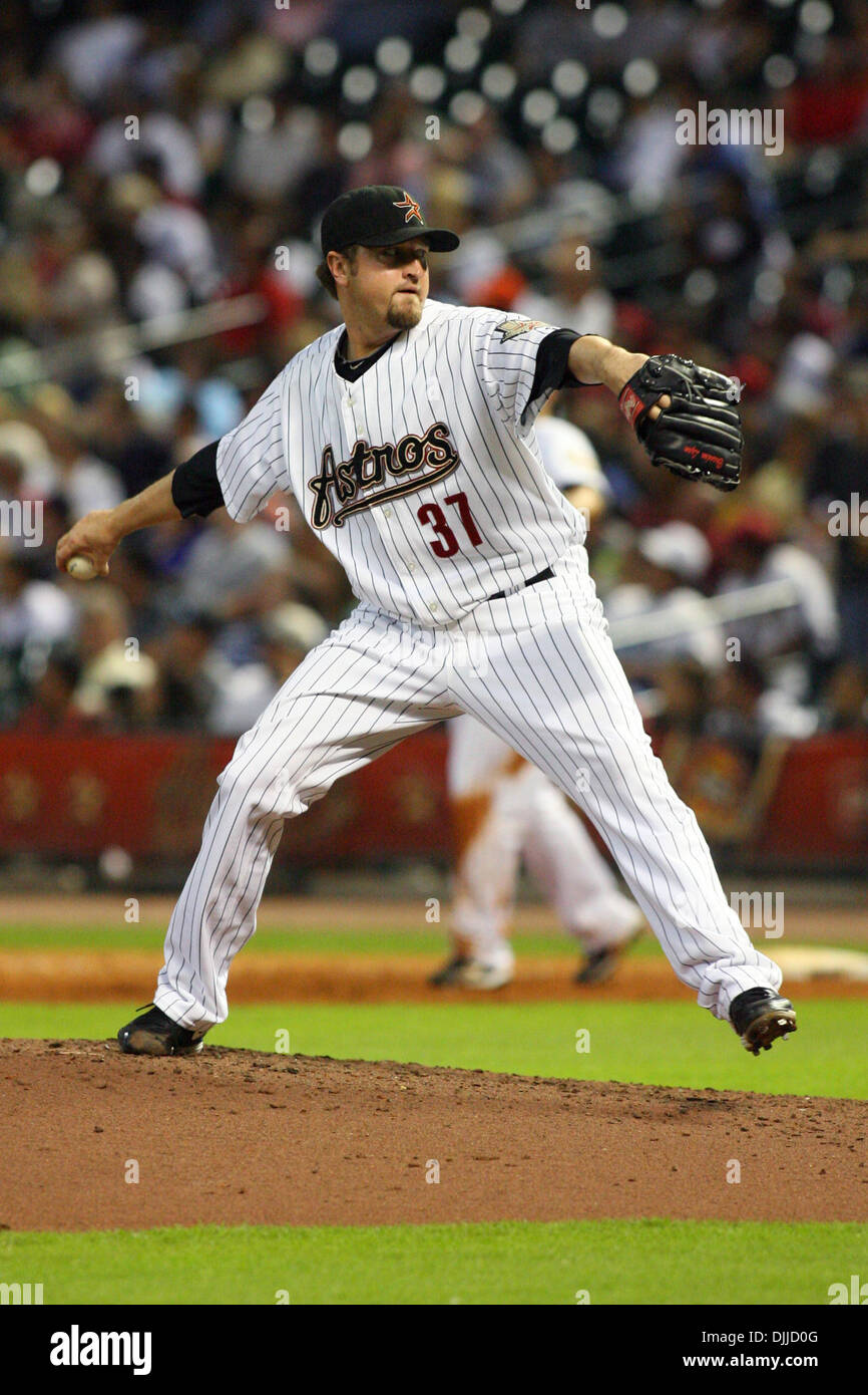 Houston Astros pitcher BRANDON LYON (37) comes in to pitch in the 8th inning. The Atlanta Braves ...