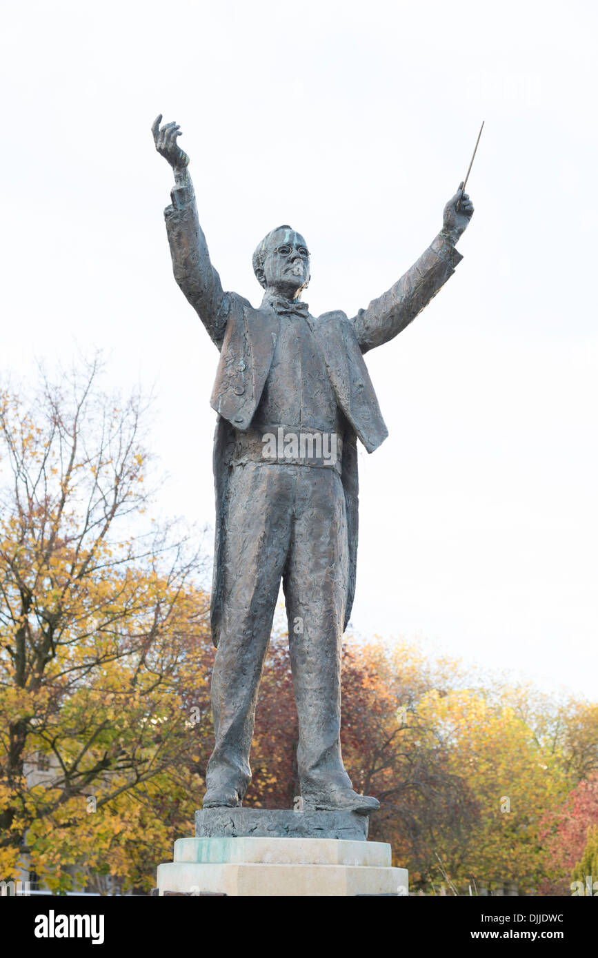 Statue cheltenham hi-res stock photography and images - Alamy