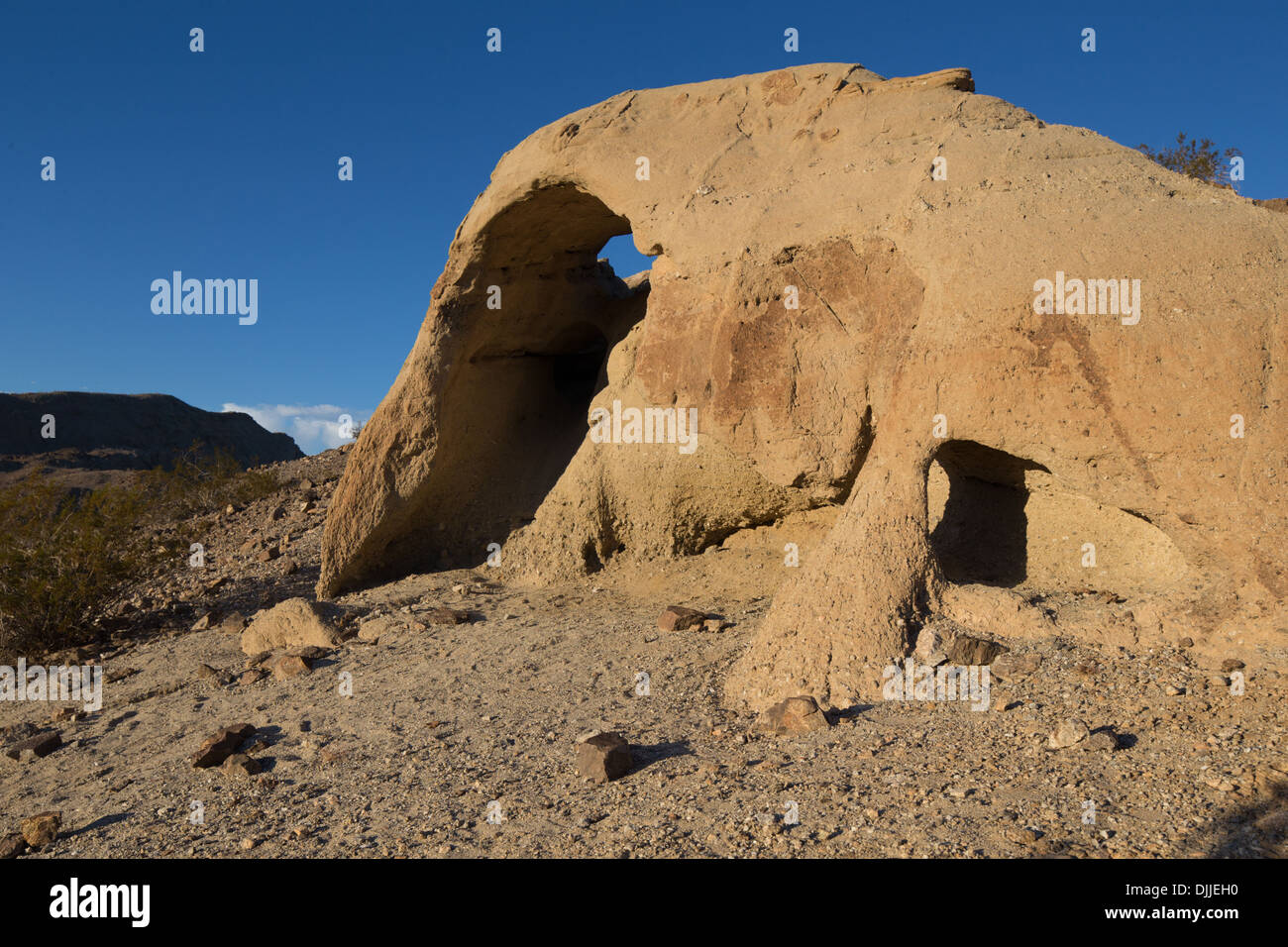 Photo MARK JOHNSON/IRONSTRING. An arch at Wind Caves in Anza Borrego ...