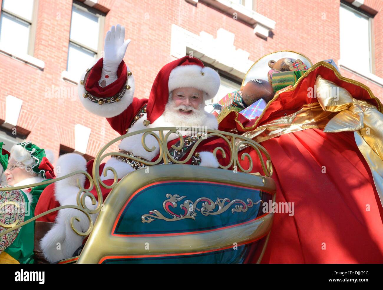 Santa claus macys thanksgiving day hi-res stock photography and images ...