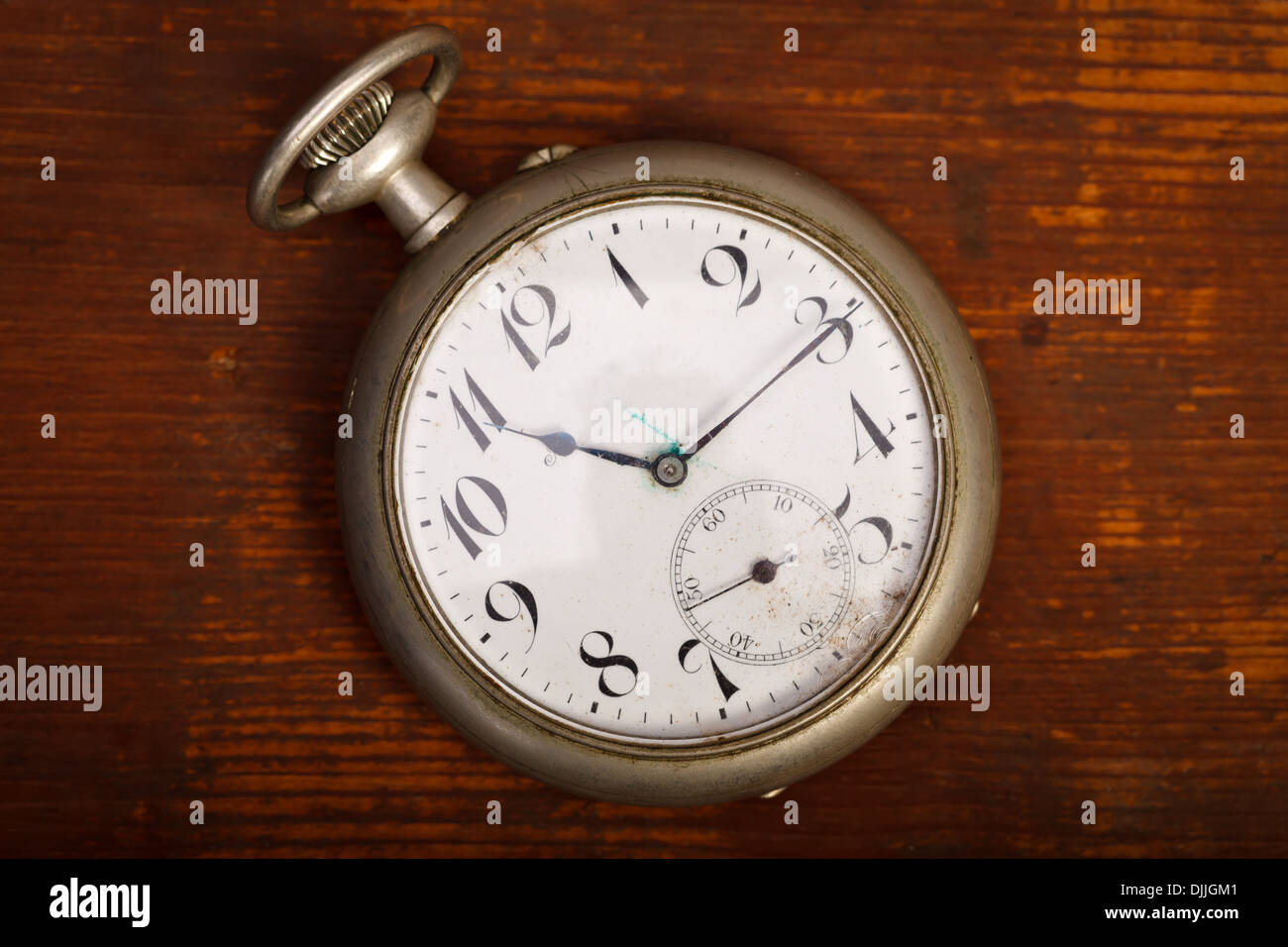 Vintage pocket watch on wooden board Stock Photo - Alamy