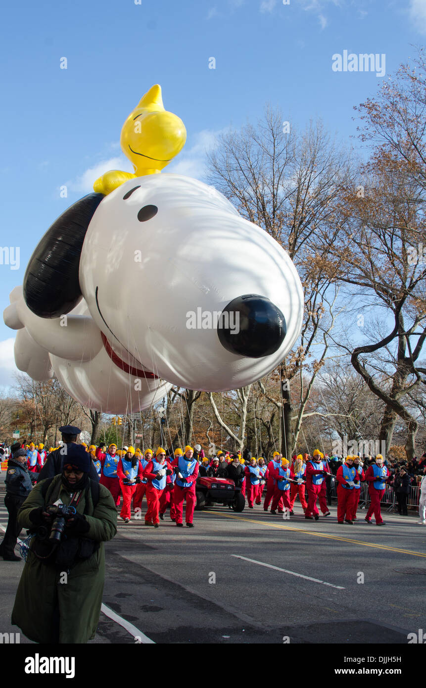 Macy's thanksgiving day parade snoopy hi-res stock photography and ...