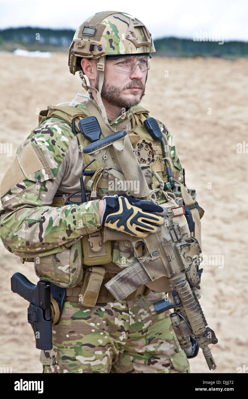 Soldier in desert uniform hi-res stock photography and images - Alamy