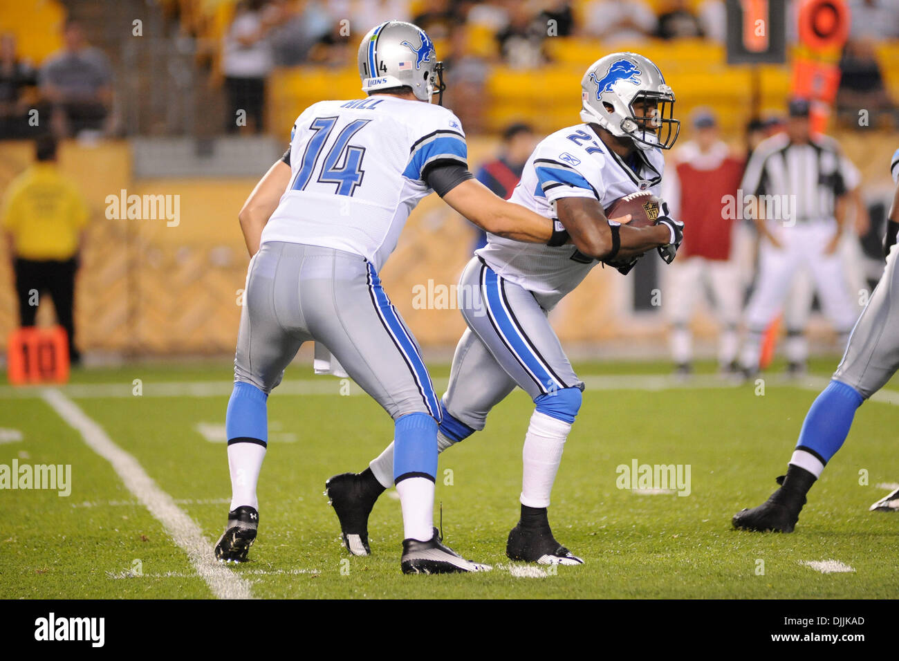 Handoff hi-res stock photography and images - Alamy