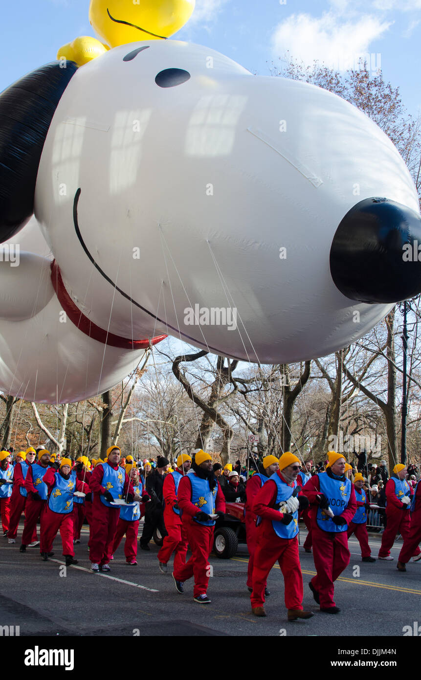 Macy's thanksgiving day parade snoopy hi-res stock photography and ...