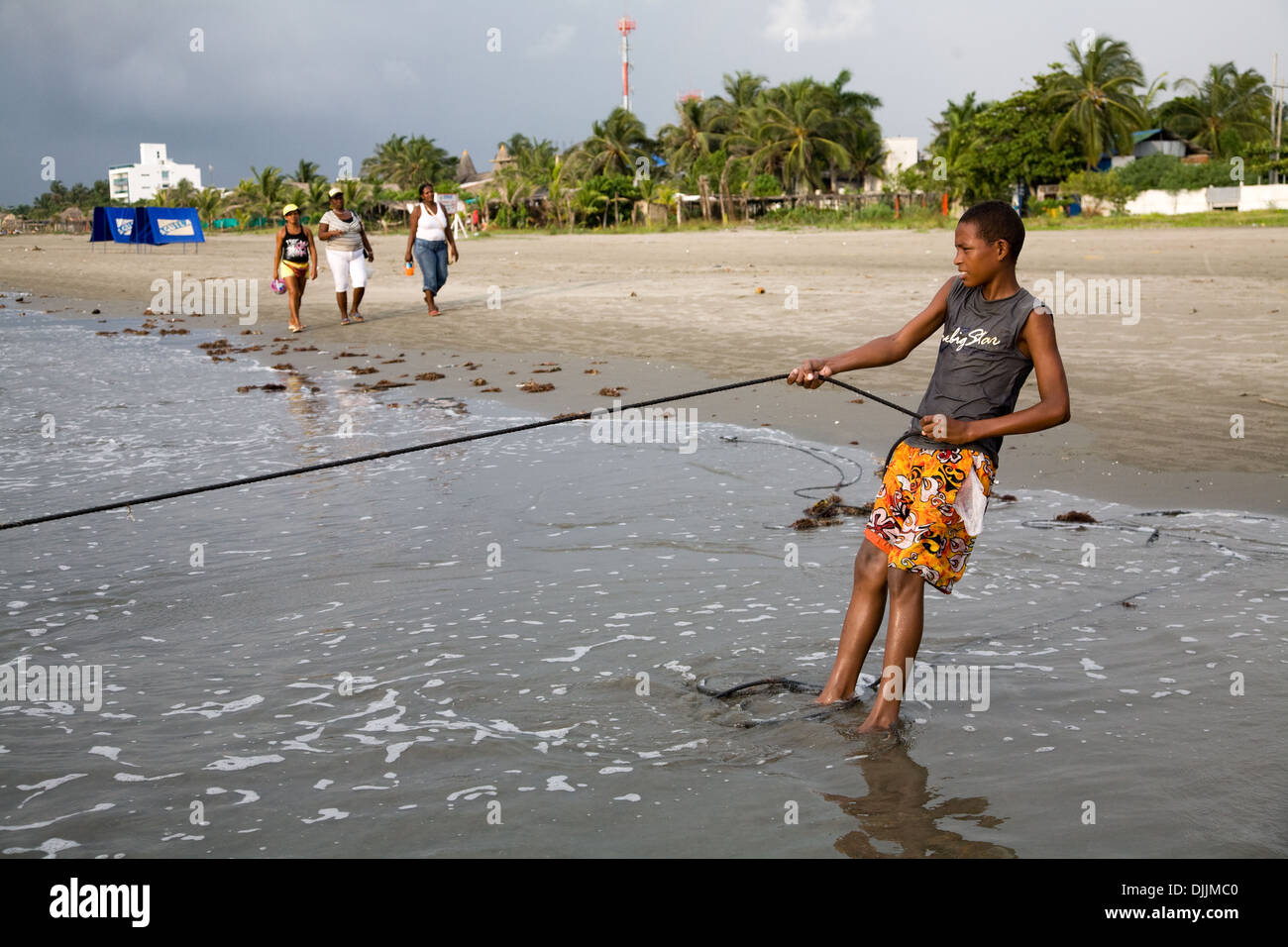 Fishermen helping bring the boat in, Colombia Stock Photo - Alamy
