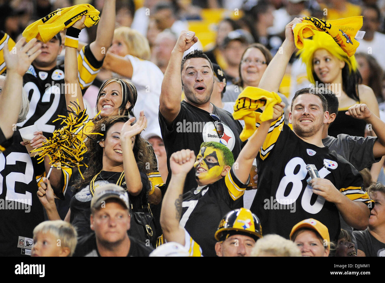 Pittsburgh steelers fans cheer in hi-res stock photography and images ...