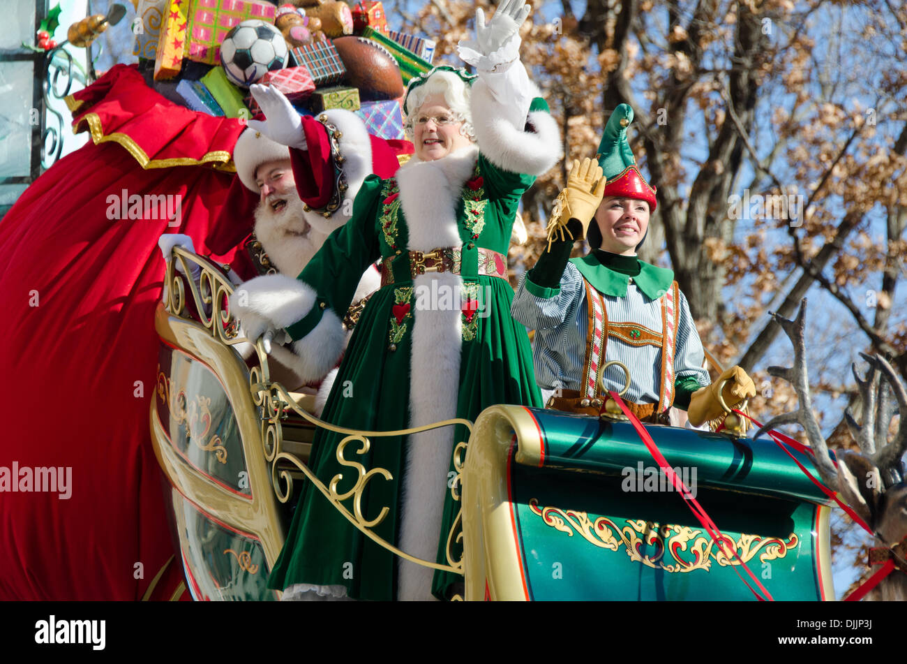 Santa claus macys thanksgiving day hi-res stock photography and images ...