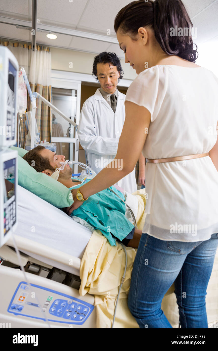 Critical care doctor hi-res stock photography and images - Alamy