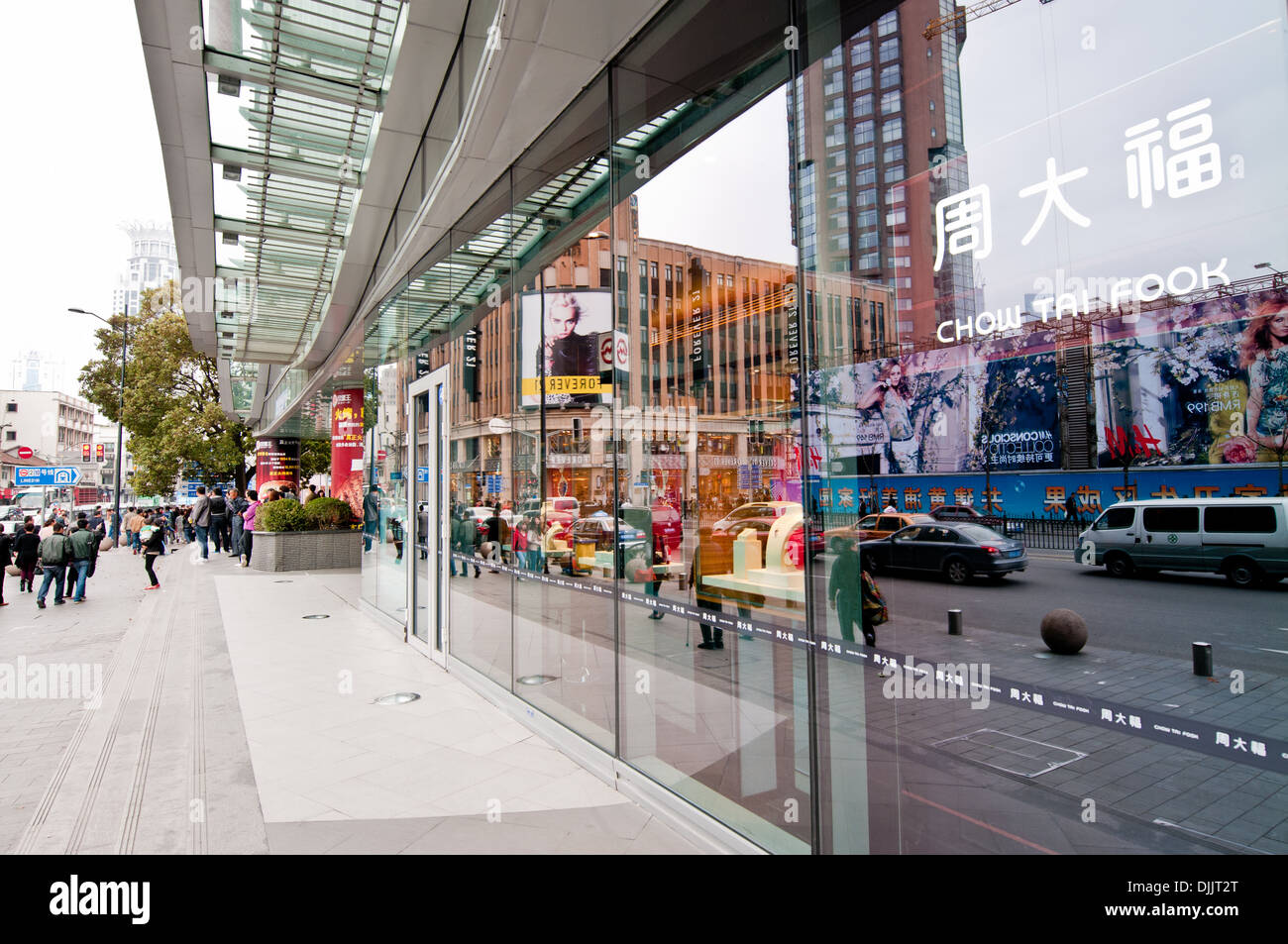 Peoples reflection in shop window hi-res stock photography and images ...