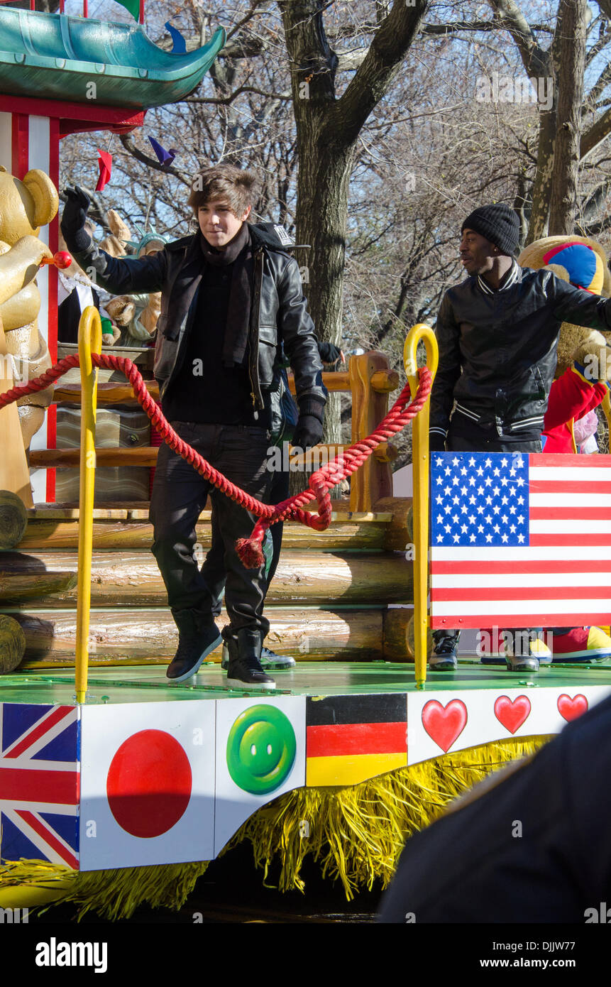 NEW YORK, NY, USA, Nov. 28, 2013. Austin Mahone waves from the Build-a ...