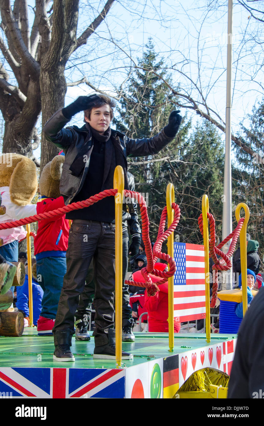 NEW YORK, NY, USA, Nov. 28, 2013. Austin Mahone waves from the Build-a ...