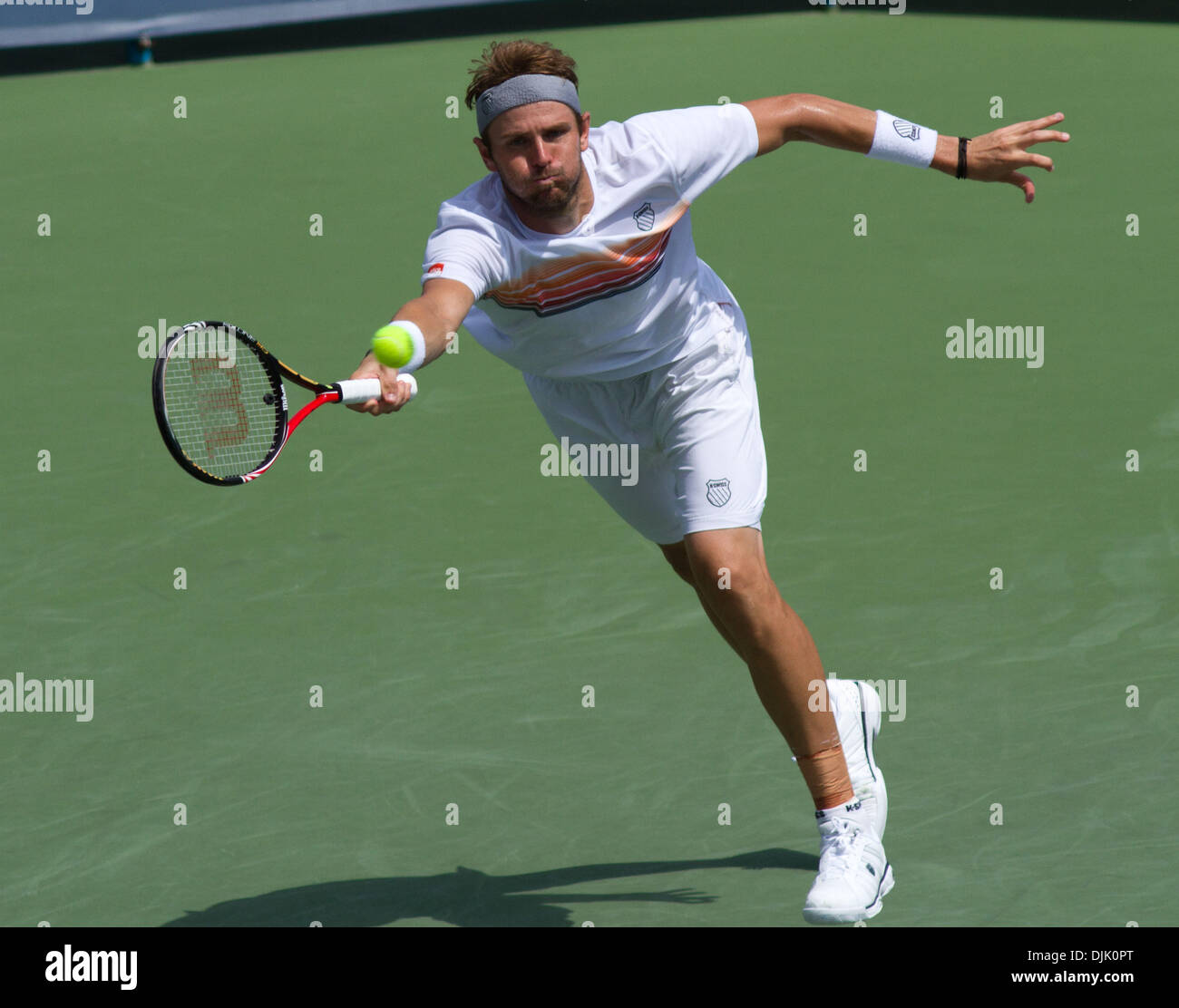 Stretches to return a serve hi-res stock photography and images - Alamy