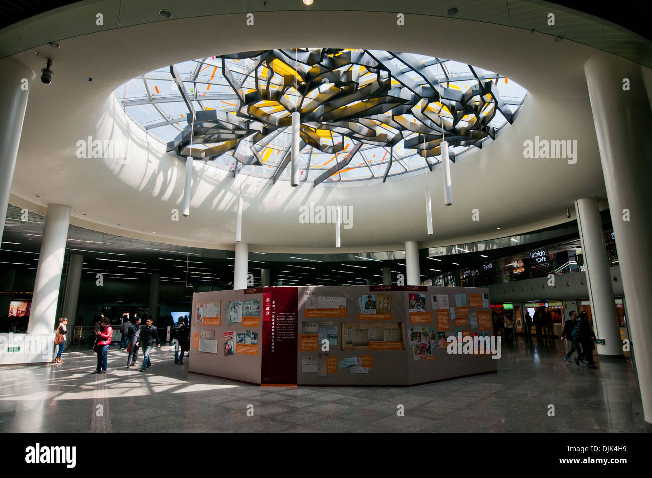 People's Square Metro Station - interchange between Lines 1, 2 and 8 ...