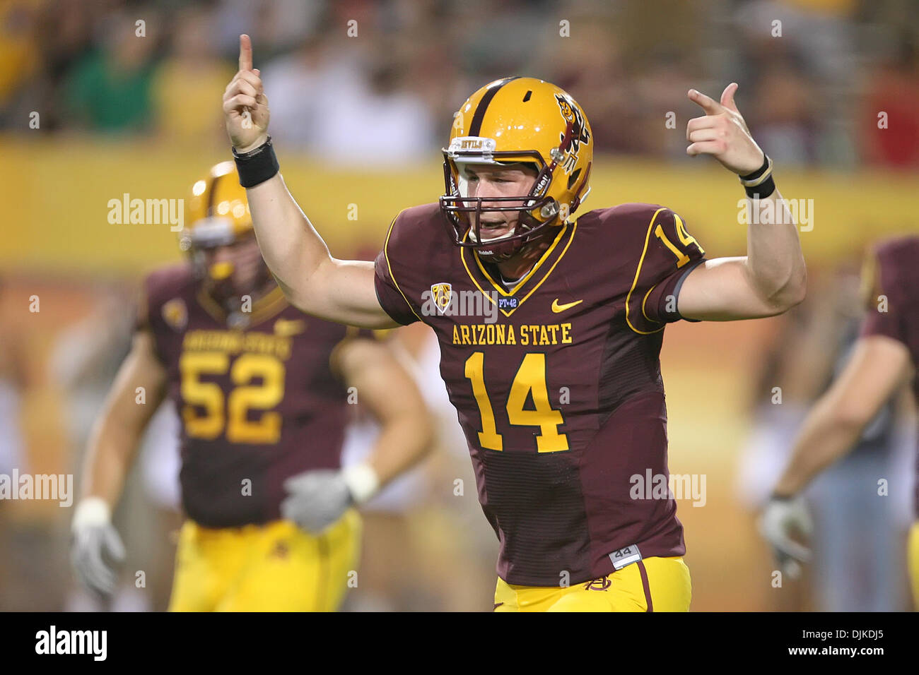 Football hand signals hi-res stock photography and images - Alamy