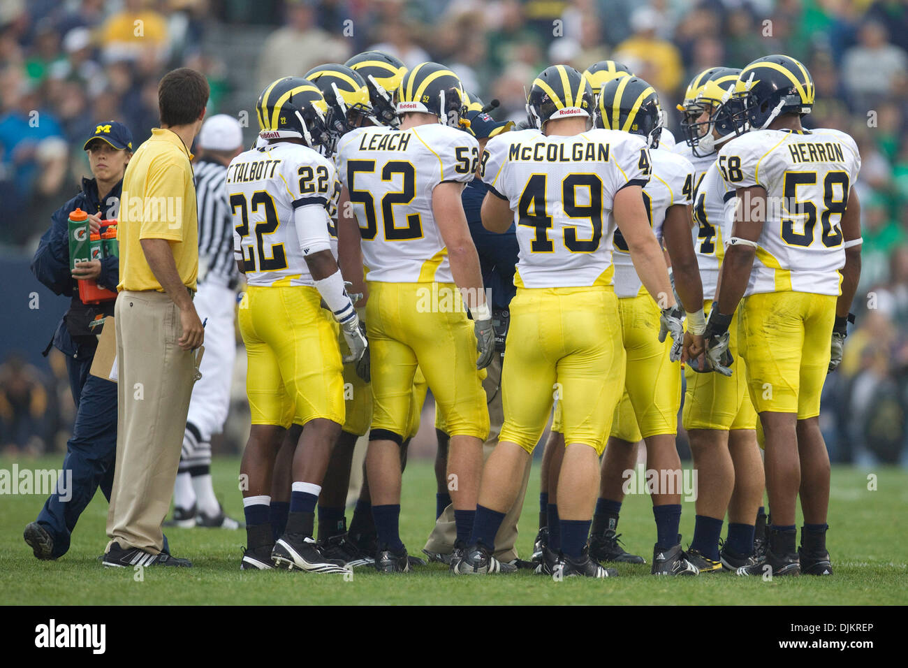 Notre dame football team huddle hi-res stock photography and images - Alamy