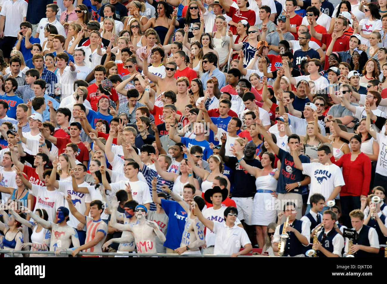 Student section college football game hi-res stock photography and ...