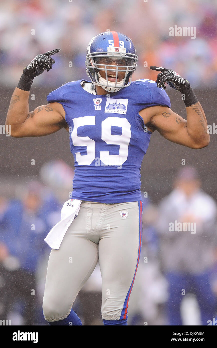 New York Giants linebacker Michael Boley (59) relays a defense ...