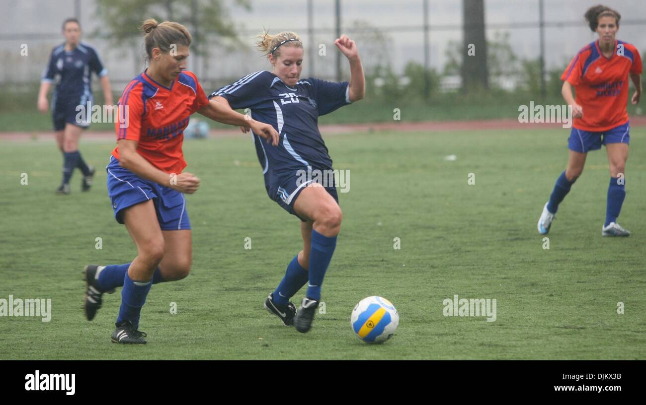 Rain soccer women hi-res stock photography and images - Alamy