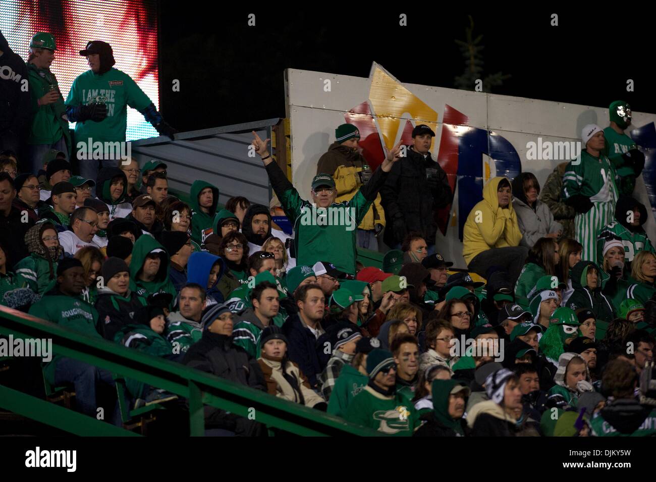 Saskatchewan roughriders fans cheer in hi-res stock photography and ...