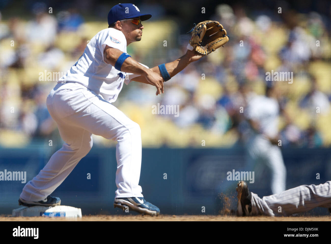 Runner stealing base hi-res stock photography and images - Alamy
