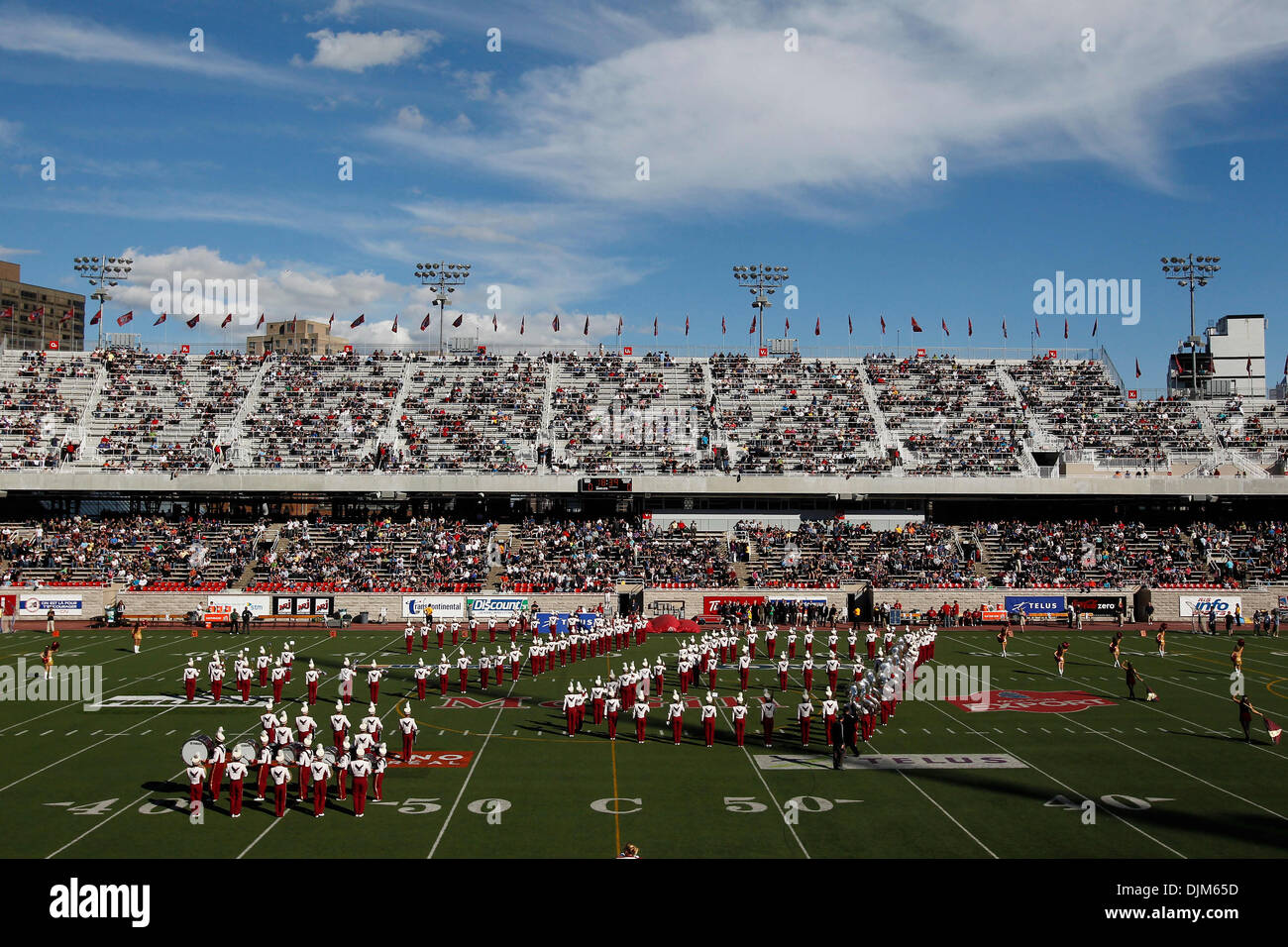 Marching band entertains crowd hi-res stock photography and images - Alamy