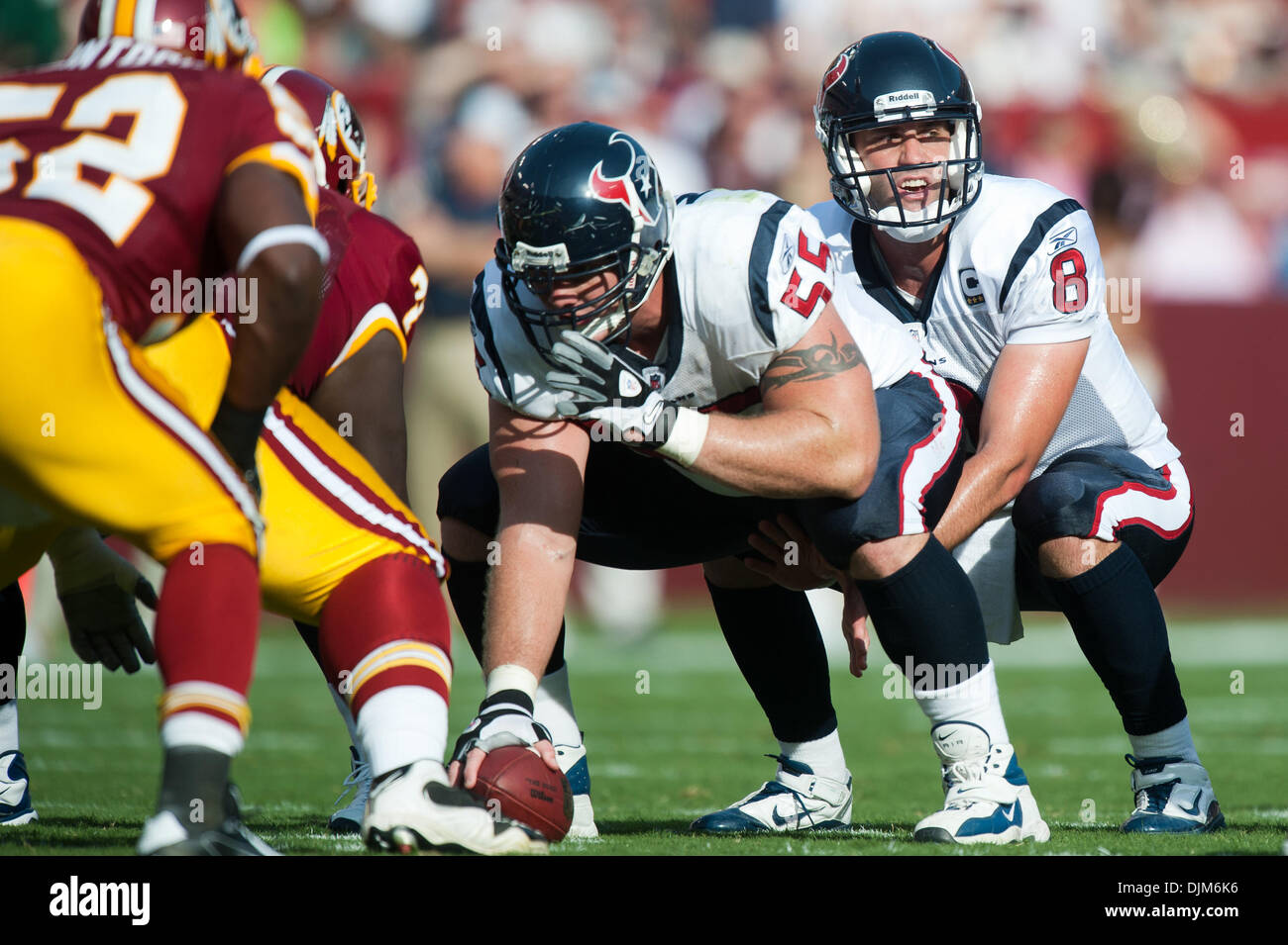 Quarterback taking the snap hi-res stock photography and images - Alamy