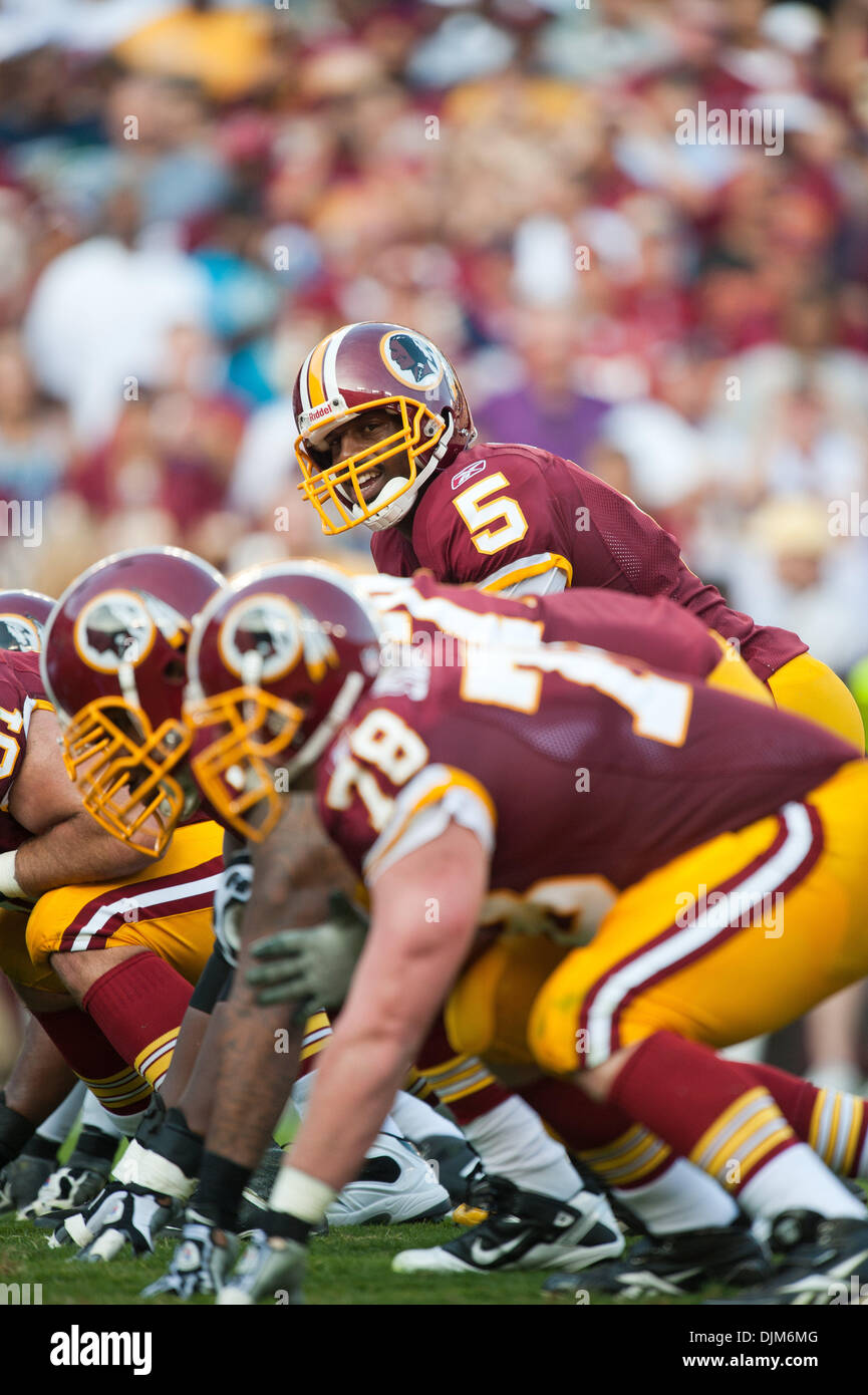Quarterback taking the snap hi-res stock photography and images - Alamy